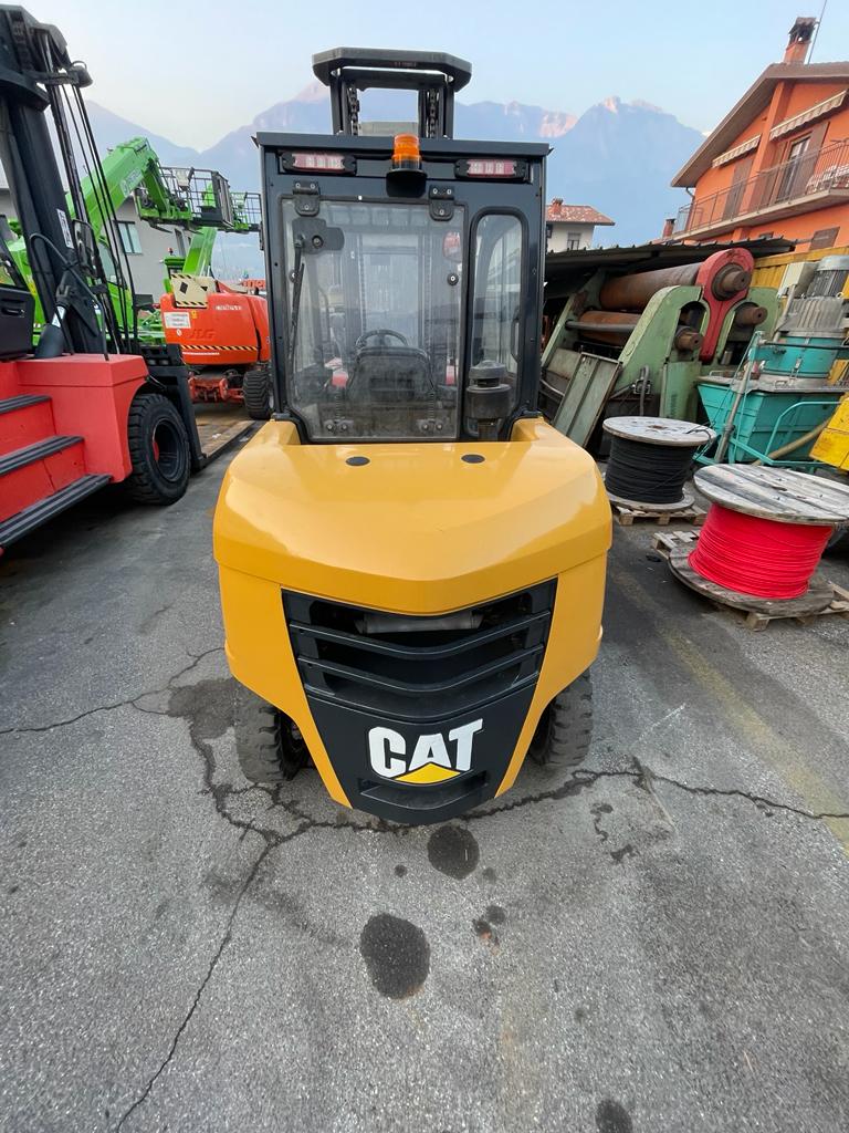 CARRELLO ELEVATORE FRONTALE DIESEL USATO CATERPILLAR DP50NT – CBL ...